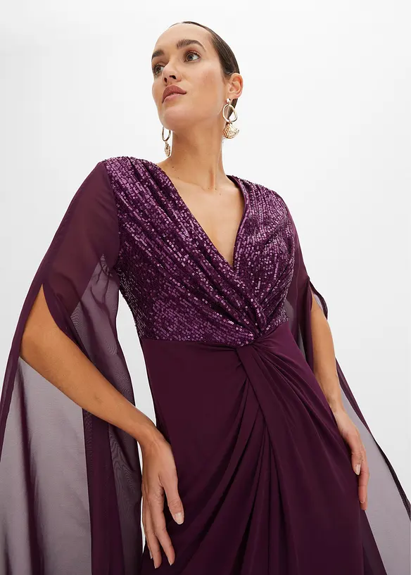 Robe de soirée élégante et sexy avec un décolleté profond et une longue fente, sequins sur le ...