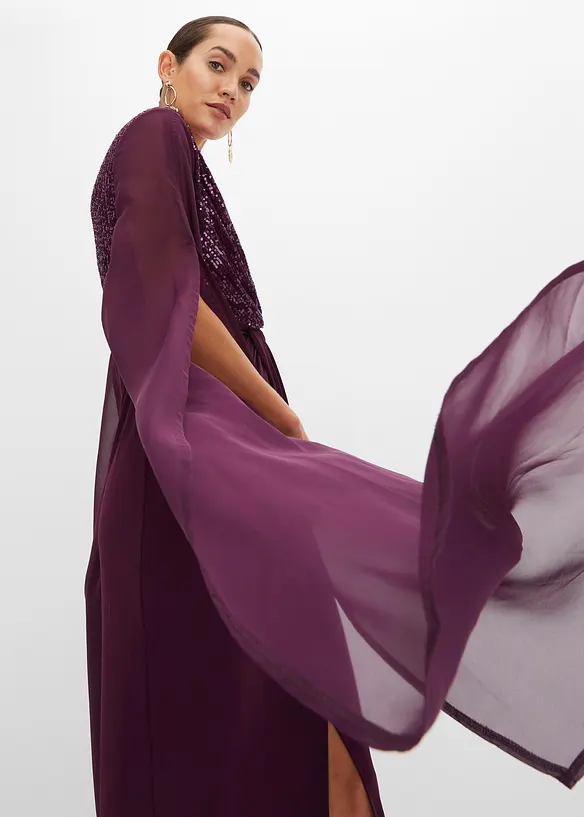 Robe de soirée élégante et sexy avec un décolleté profond et une longue fente, sequins sur le ...